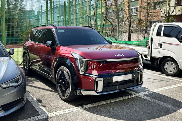 “레드 컬러도 엄청 팔리겠네” 기아 EV9 플레어레드 실물 포착