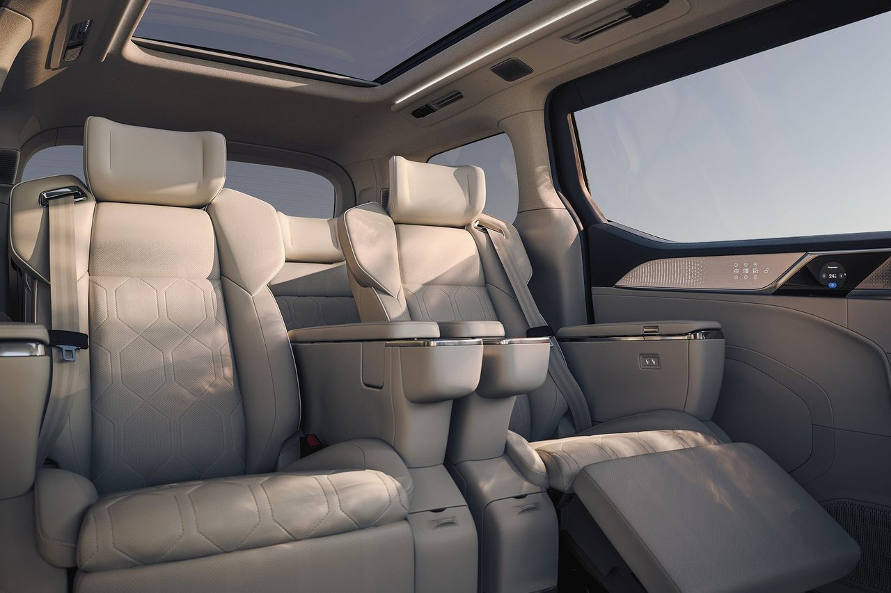 “카니발이랑 비교 불가…” 볼보 EM90 최초 공개, 가격은?