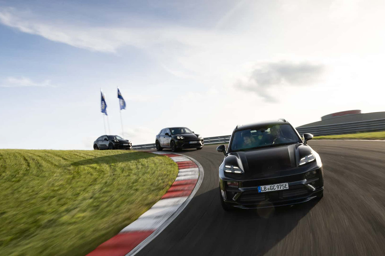 “HUD 크기가 무려 87인치” 포르쉐 마칸 EV 하이테크한 실내 눈길