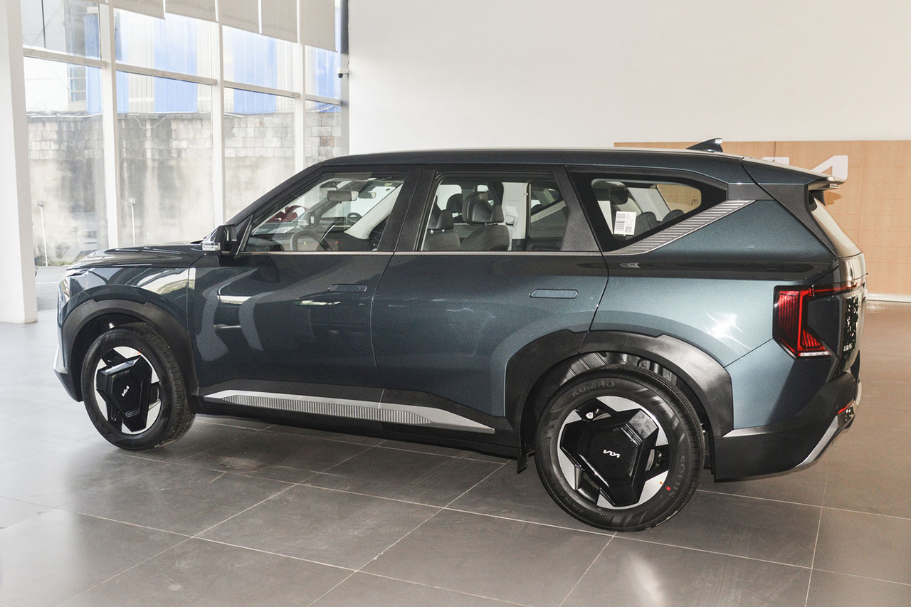 “720km 주행 2천만 원대 전기 SUV” 기아 EV5 전시장에서도 포스 넘치네