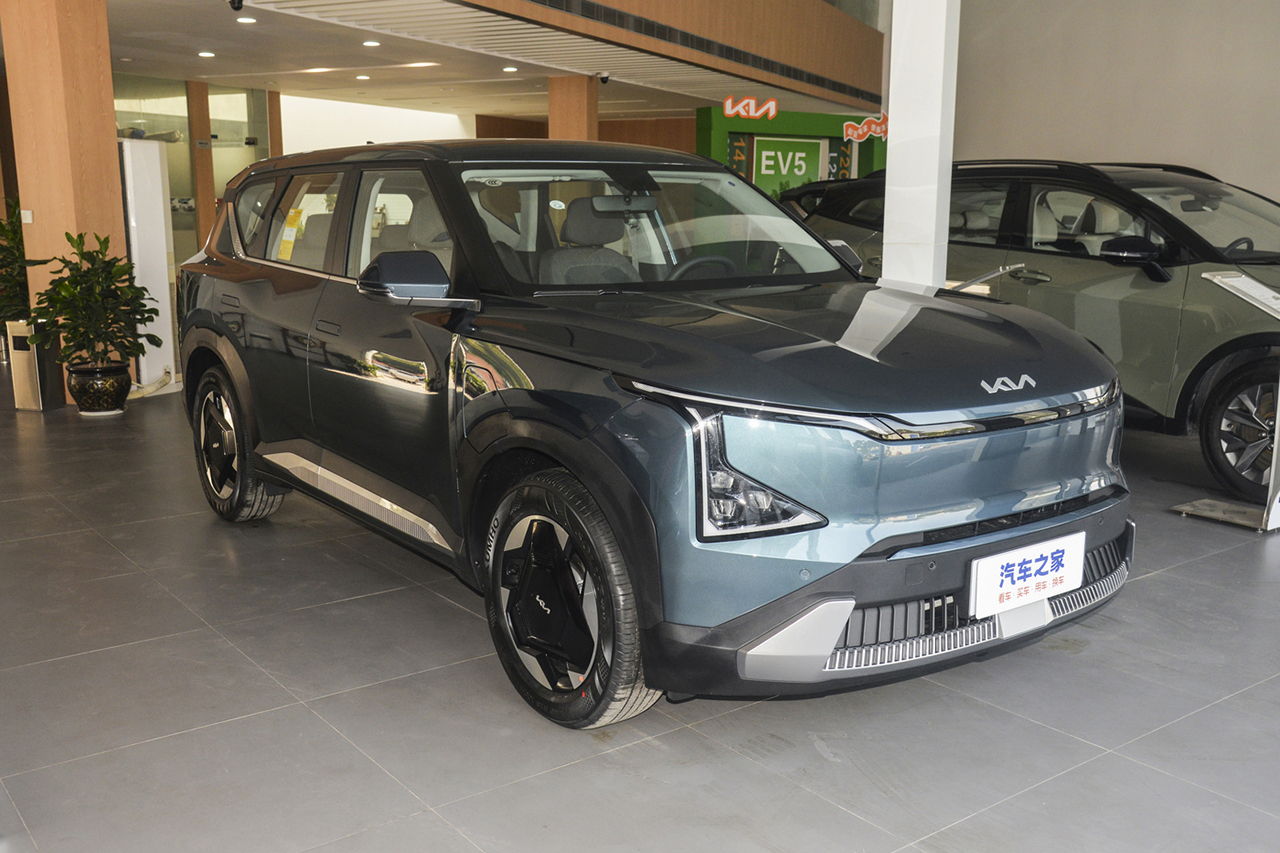“720km 주행 2천만 원대 전기 SUV” 기아 EV5 전시장에서도 포스 넘치네