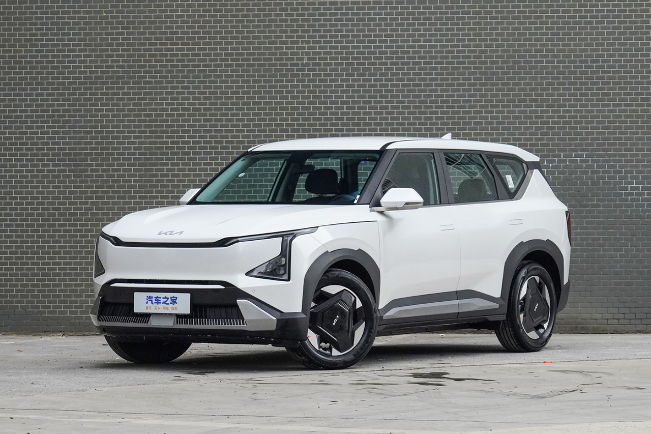 “720km 주행 2천만 원대 전기 SUV” 기아 EV5 전시장에서도 포스 넘치네