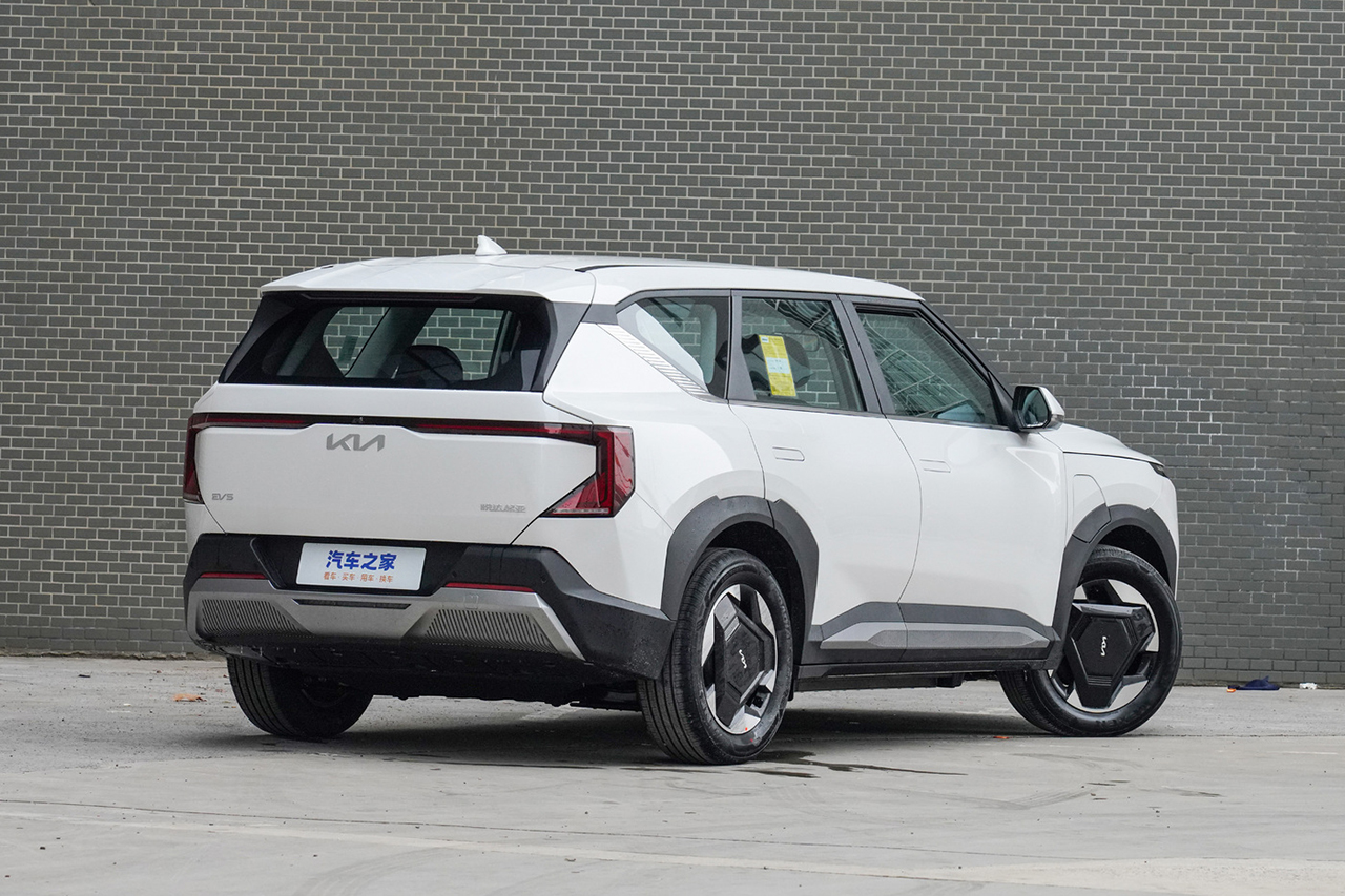 “720km 주행 2천만 원대 전기 SUV” 기아 EV5 전시장에서도 포스 넘치네