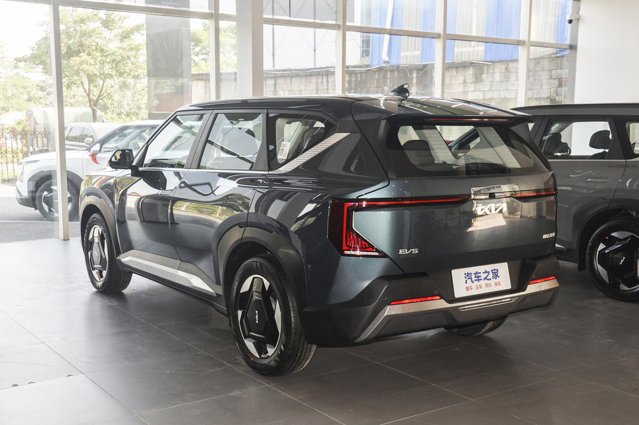 “720km 주행 2천만 원대 전기 SUV” 기아 EV5 전시장에서도 포스 넘치네