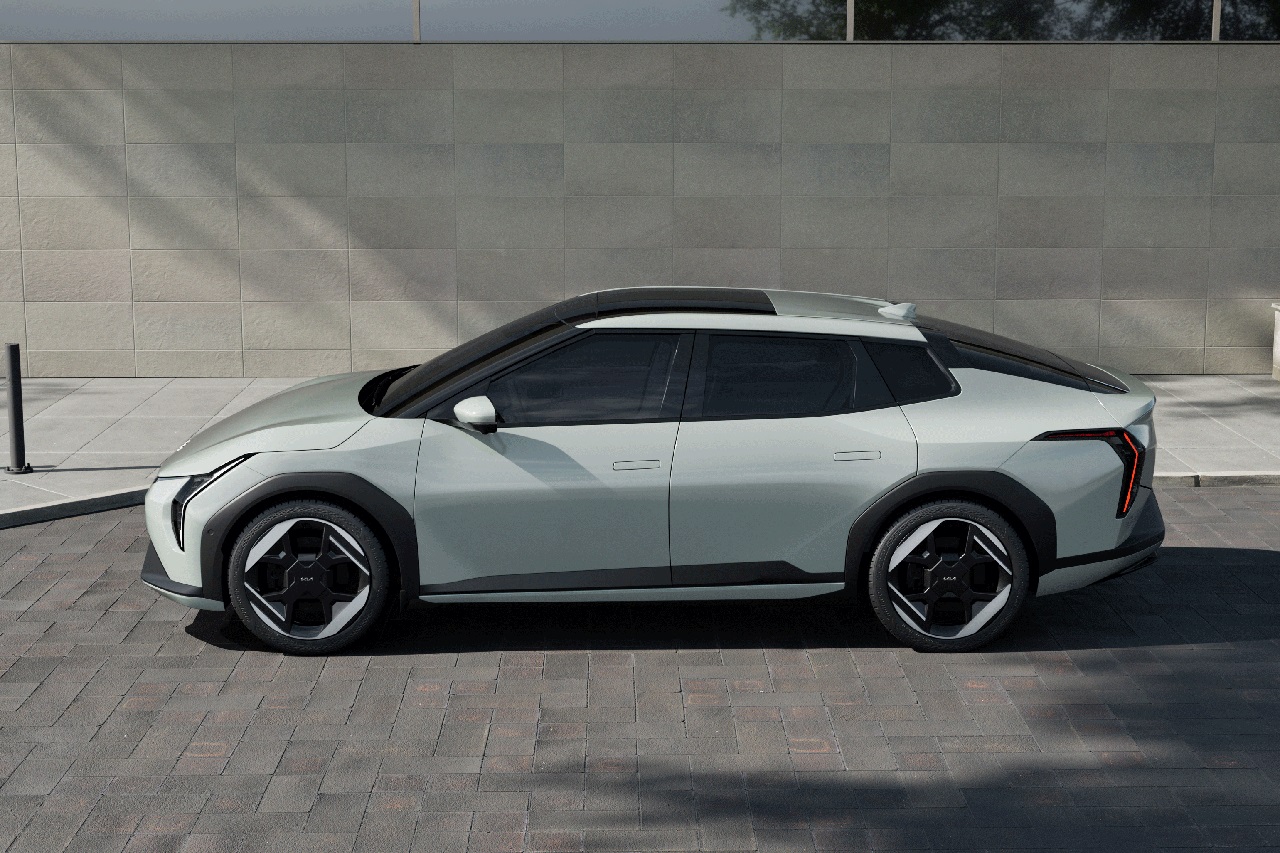 “K3 빈자리 걱정 없어” 기아 EV4 공개…강렬한 타이거 페이스 눈길